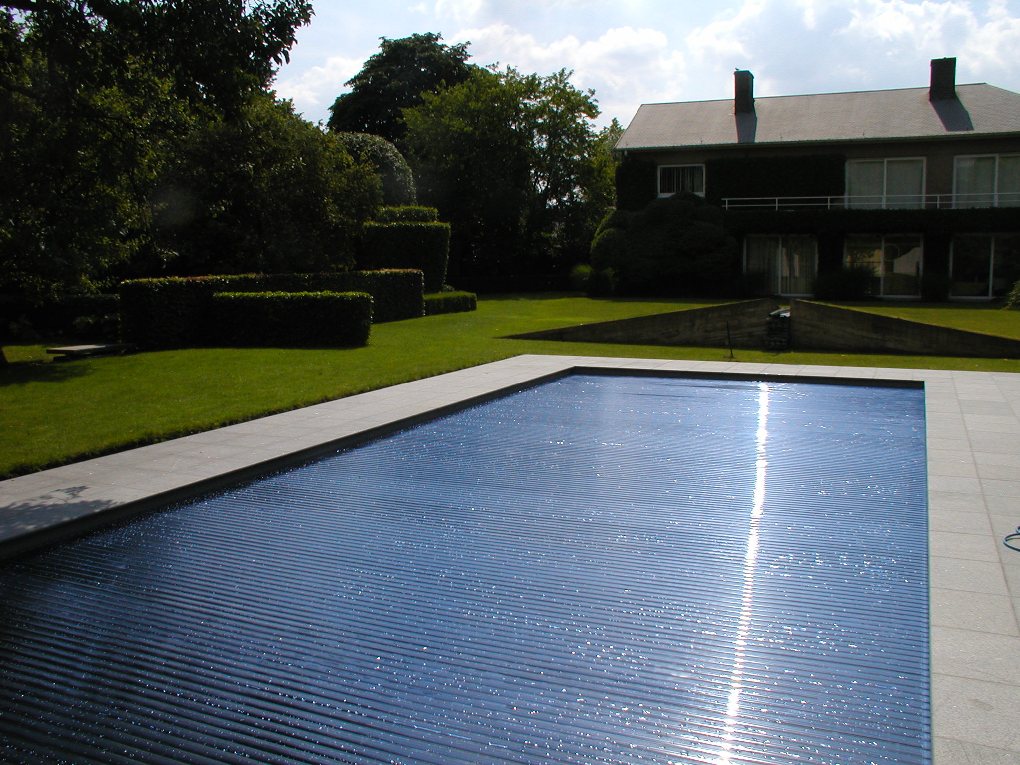 Zwembadrolluiken op maat | Automatisch & Solar Rolluik voor Zwembaden