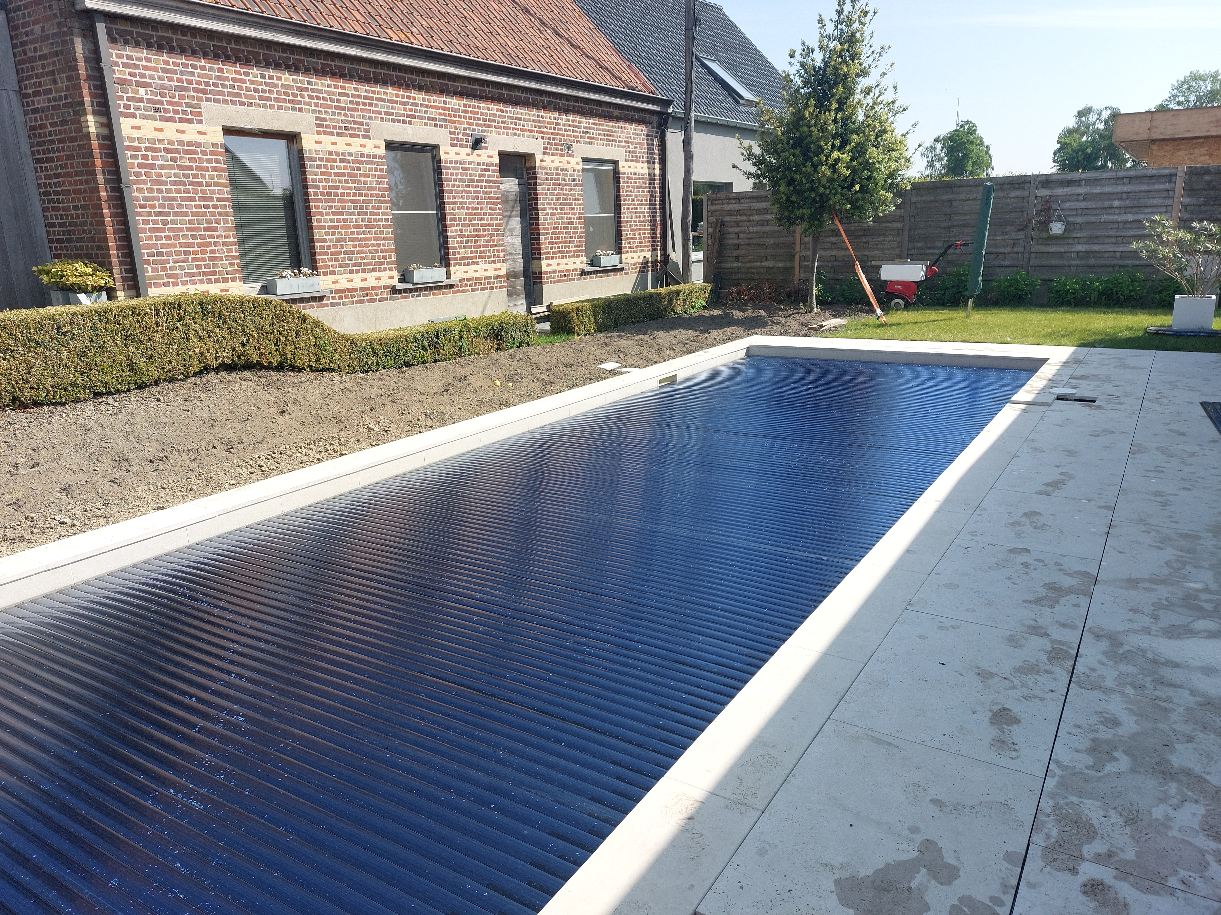 Zwembadrolluiken op maat | Automatisch & Solar Rolluik voor Zwembaden